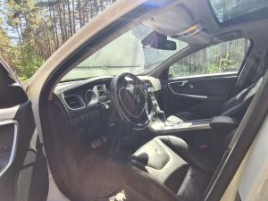 White Volvo S60 2012 in Vilnius, with an engine capacity of 3.00 L and mileage of 323 thousand km for 6700 €, photo 9 on AUTOMOTO.COM.LV