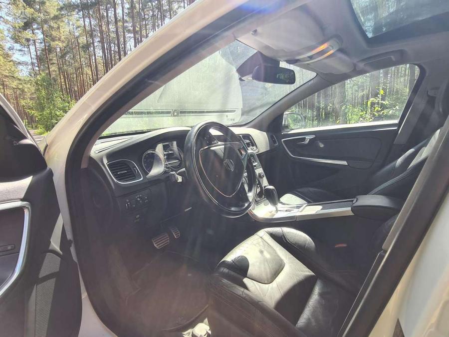 White Volvo S60 2012 in Vilnius, with an engine capacity of 3.00 L and mileage of 323 thousand km for 6700 €, photo 9 on AUTOMOTO.COM.LV