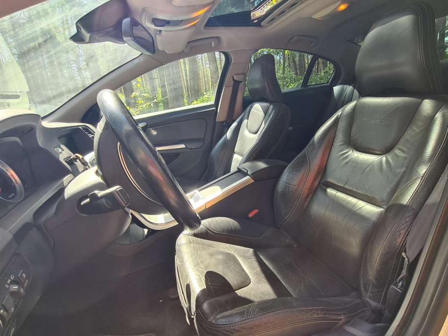 White Volvo S60 2012 in Vilnius, with an engine capacity of 3.00 L and mileage of 323 thousand km for 6700 €, photo 10 on AUTOMOTO.COM.LV