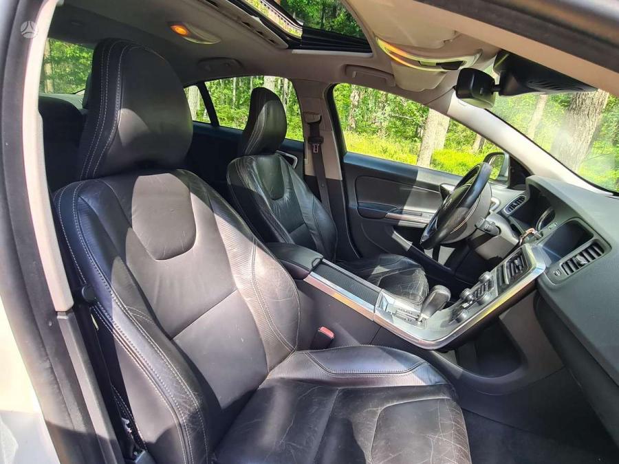 White Volvo S60 2012 in Vilnius, with an engine capacity of 3.00 L and mileage of 323 thousand km for 6700 €, photo 14 on AUTOMOTO.COM.LV