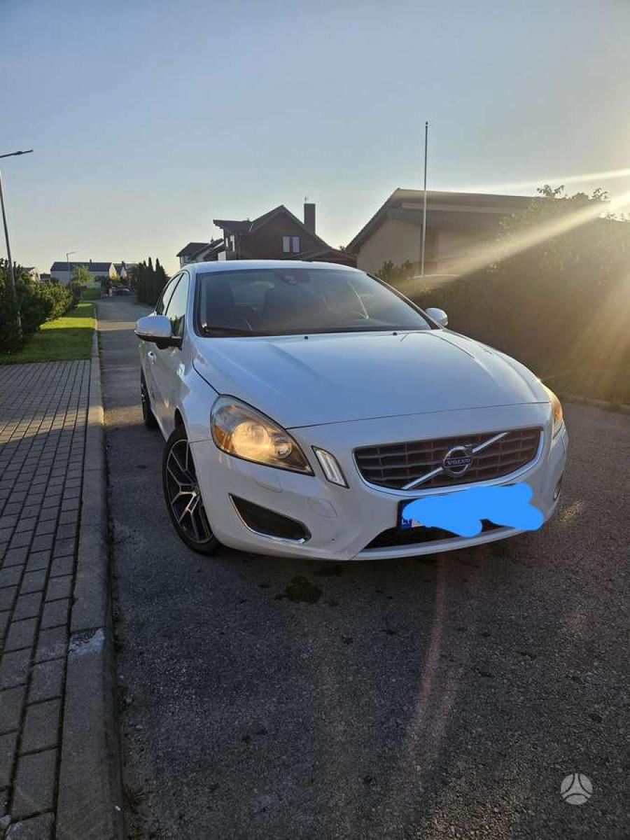 White Volvo S60 2012 in Klaipeda, with an engine capacity of 2.50 L and mileage of 165 thousand km for 6500 €, photo 1 on AUTOMOTO.COM.LV