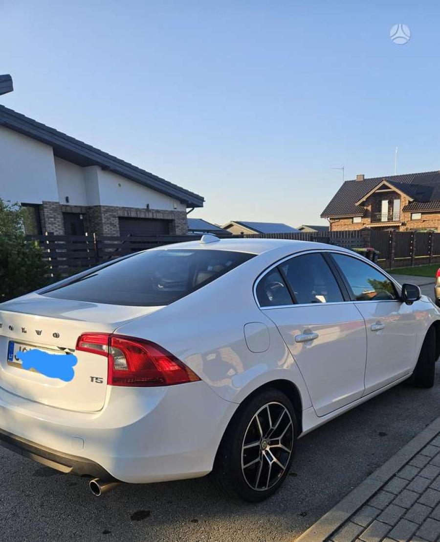 White Volvo S60 2012 in Klaipeda, with an engine capacity of 2.50 L and mileage of 165 thousand km for 6500 €, photo 4 on AUTOMOTO.COM.LV