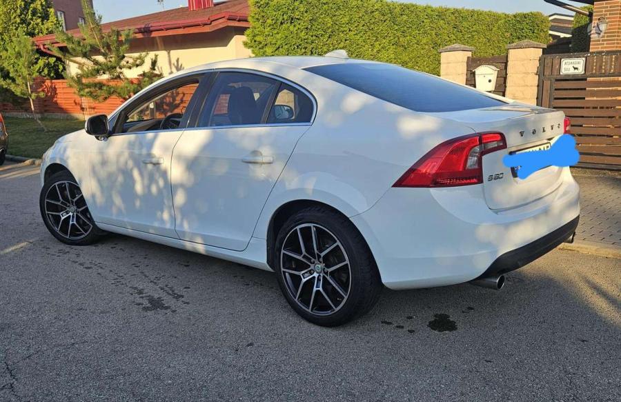 White Volvo S60 2012 in Klaipeda, with an engine capacity of 2.50 L and mileage of 165 thousand km for 6500 €, photo 5 on AUTOMOTO.COM.LV