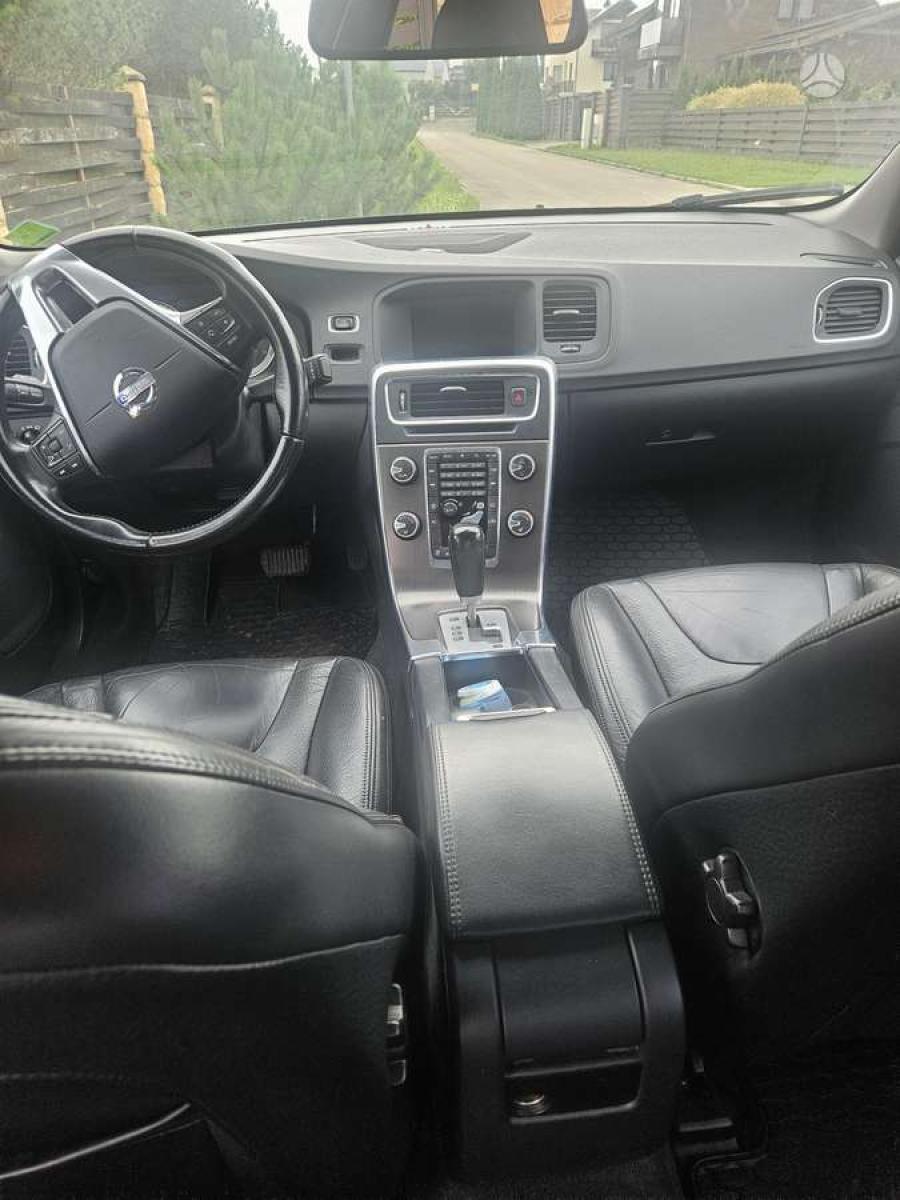 White Volvo S60 2012 in Klaipeda, with an engine capacity of 2.50 L and mileage of 165 thousand km for 6500 €, photo 8 on AUTOMOTO.COM.LV