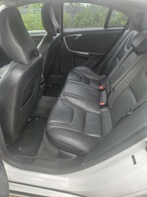 White Volvo S60 2012 in Klaipeda, with an engine capacity of 2.50 L and mileage of 165 thousand km for 6500 €, photo 9 on AUTOMOTO.COM.LV