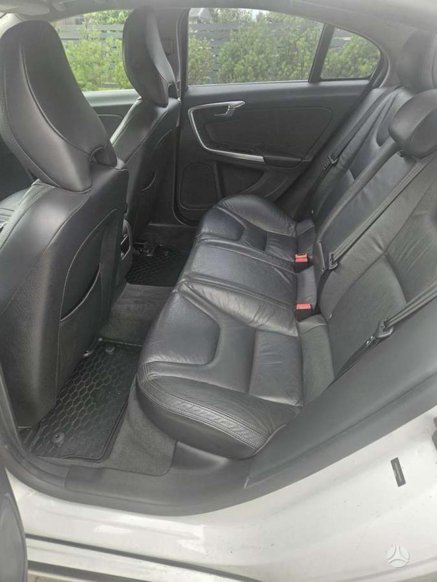 White Volvo S60 2012 in Klaipeda, with an engine capacity of 2.50 L and mileage of 165 thousand km for 6500 €, photo 9 on AUTOMOTO.COM.LV