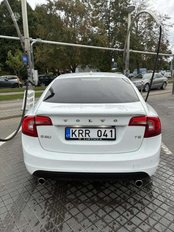 Balts Volvo S60 2012 Viļņa, ar dzinēja tilpumu 2.50 L un nobraukumu 288 tūkst. km par 3000 €, foto 1 vietnē AUTOMOTO.COM.LV