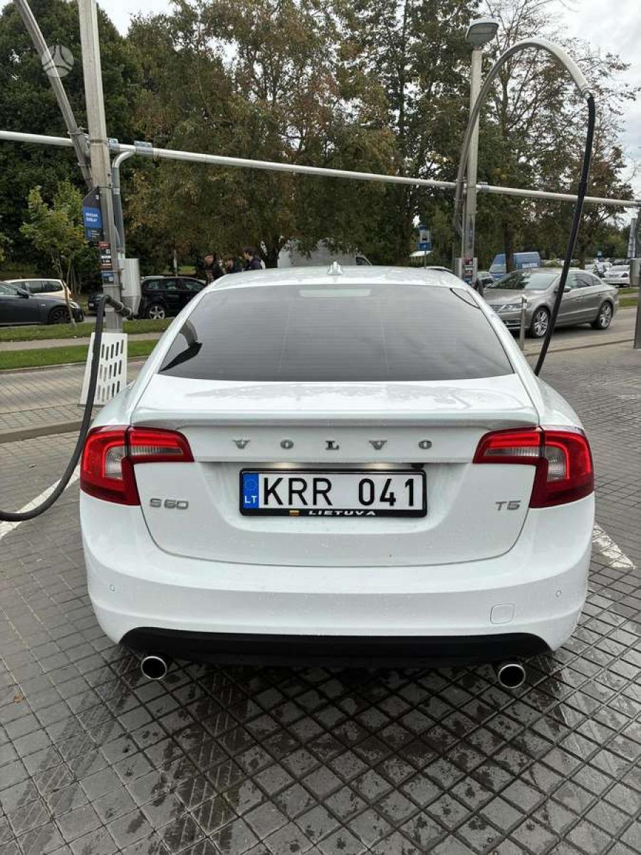 Balts Volvo S60 2012 Viļņa, ar dzinēja tilpumu 2.50 L un nobraukumu 288 tūkst. km par 3000 €, foto 1 vietnē AUTOMOTO.COM.LV
