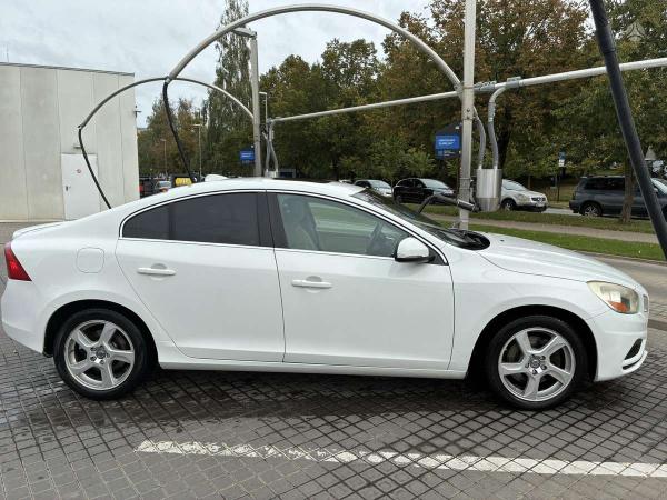 Balts Volvo S60 2012 Viļņa, ar dzinēja tilpumu 2.50 L un nobraukumu 288 tūkst. km par 3000 €, foto 2 vietnē AUTOMOTO.COM.LV