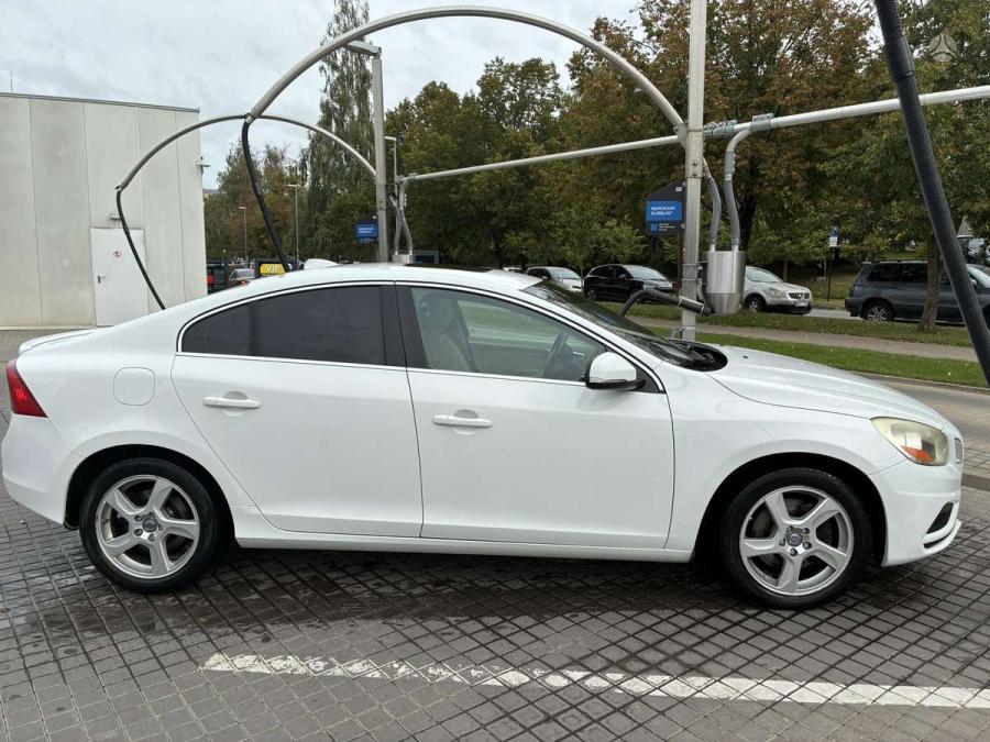 Balts Volvo S60 2012 Viļņa, ar dzinēja tilpumu 2.50 L un nobraukumu 288 tūkst. km par 3000 €, foto 3 vietnē AUTOMOTO.COM.LV
