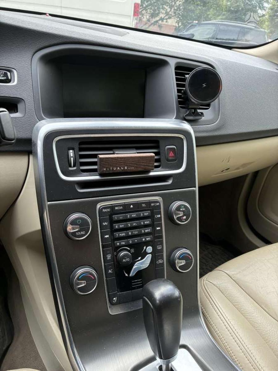 Balts Volvo S60 2012 Viļņa, ar dzinēja tilpumu 2.50 L un nobraukumu 288 tūkst. km par 3000 €, foto 6 vietnē AUTOMOTO.COM.LV