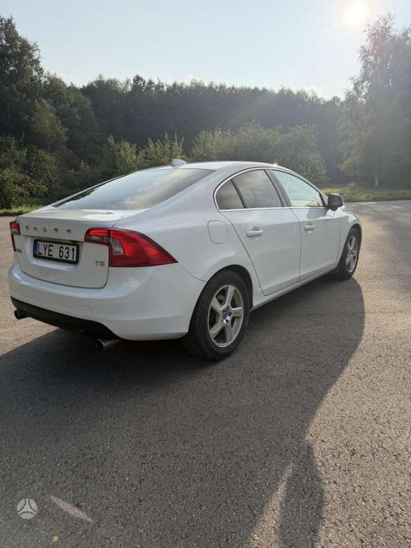 White Volvo S60 2012 in Klaipeda, with an engine capacity of 2.52 L and mileage of 168 thousand km for 6500 €, photo 6 on AUTOMOTO.COM.LV
