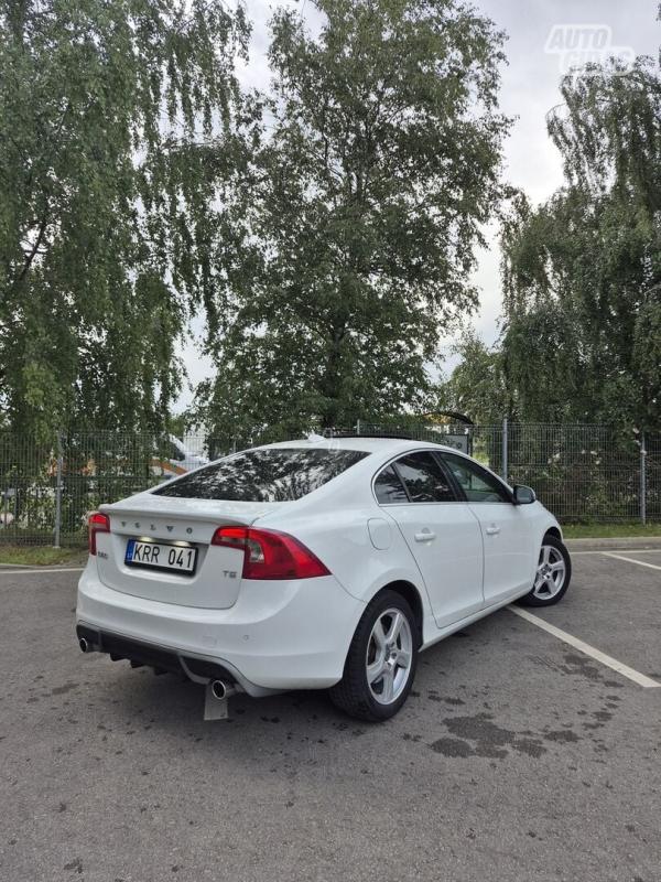 White Volvo S60 2012 in Raseiniai, with an engine capacity of 2.50 L and mileage of 288 thousand km for 5550 €, photo 4 on AUTOMOTO.COM.LV