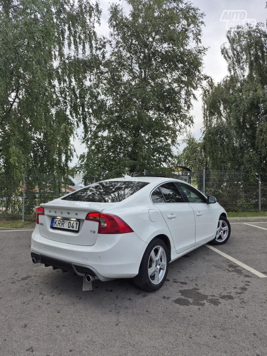 White Volvo S60 2012 in Raseiniai, with an engine capacity of 2.50 L and mileage of 288 thousand km for 5550 €, photo 4 on AUTOMOTO.COM.LV