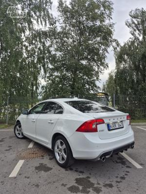 White Volvo S60 2012 in Raseiniai, with an engine capacity of 2.50 L and mileage of 288 thousand km for 5550 €, photo 5 on AUTOMOTO.COM.LV