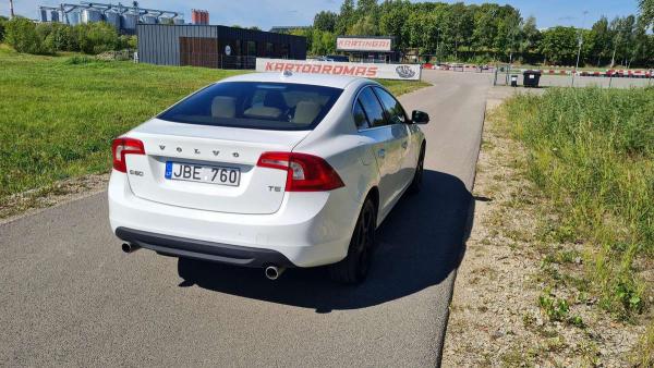 Volvo S60 2012 in Siauliai on AUTOMOTO.COM.LV White Volvo S60 2012 in Siauliai, with an engine capacity of 2.52 L and mileage of 194 thousand km for 5700 β¬, photo 1 on AUTOMOTO.COM.LV