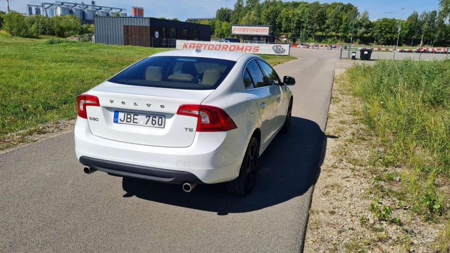 Balts Volvo S60 2012 Šauļi, ar dzinēja tilpumu 2.52 L un nobraukumu 194 tūkst. km par 5700 €, foto 1 vietnē AUTOMOTO.COM.LV