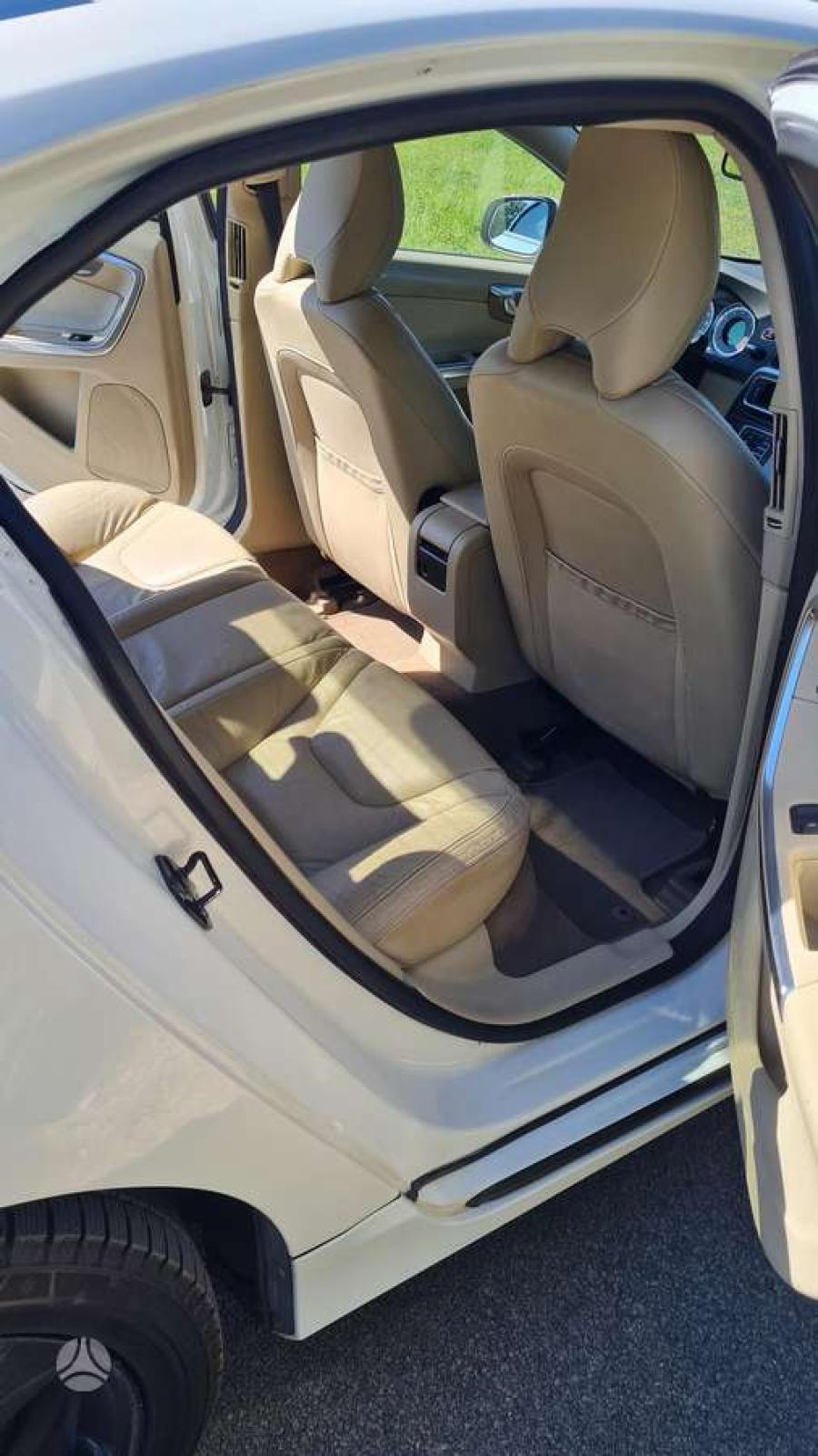Balts Volvo S60 2012 Šauļi, ar dzinēja tilpumu 2.52 L un nobraukumu 194 tūkst. km par 5700 €, foto 3 vietnē AUTOMOTO.COM.LV