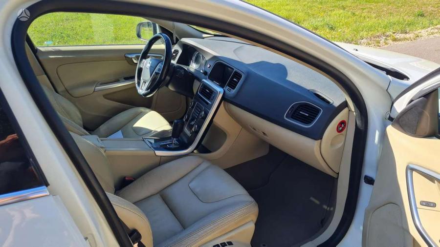 Balts Volvo S60 2012 Šauļi, ar dzinēja tilpumu 2.52 L un nobraukumu 194 tūkst. km par 5700 €, foto 4 vietnē AUTOMOTO.COM.LV