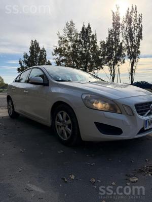 Balts Volvo S60 2012 Rīga, ar dzinēja tilpumu 1.60 L un nobraukumu 345 tūkst. km par 3950 €, foto 4 vietnē AUTOMOTO.COM.LV