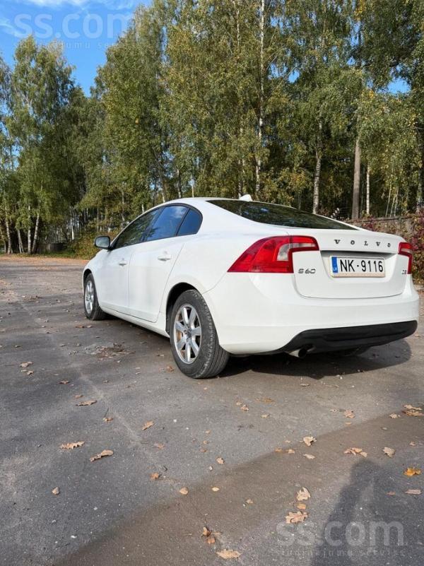 Balts Volvo S60 2012 Rīga, ar dzinēja tilpumu 1.60 L un nobraukumu 345 tūkst. km par 3950 €, foto 5 vietnē AUTOMOTO.COM.LV