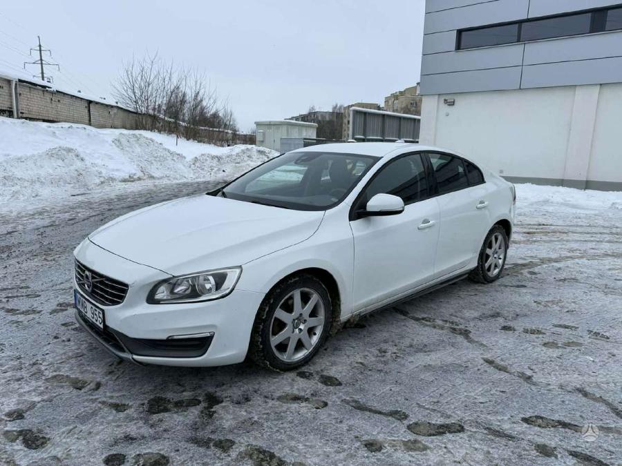 White Volvo S60 2013 in Utena, with an engine capacity of 1.56 L and mileage of 285 thousand km for 4999 €, photo 1 on AUTOMOTO.COM.LV