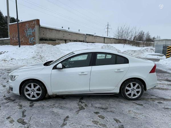 Balts Volvo S60 2013 Utena, ar dzinēja tilpumu 1.56 L un nobraukumu 285 tūkst. km par 4999 €, foto 2 vietnē AUTOMOTO.COM.LV