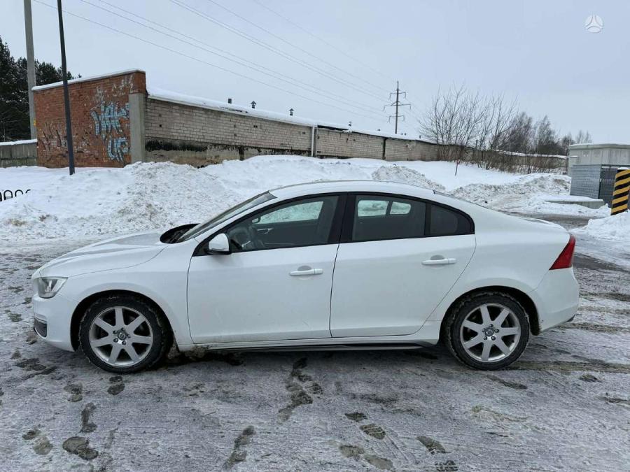 White Volvo S60 2013 in Utena, with an engine capacity of 1.56 L and mileage of 285 thousand km for 4999 €, photo 2 on AUTOMOTO.COM.LV