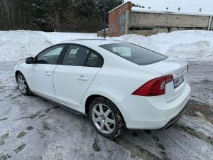 White Volvo S60 2013 in Utena, with an engine capacity of 1.56 L and mileage of 285 thousand km for 4999 €, photo 3 on AUTOMOTO.COM.LV