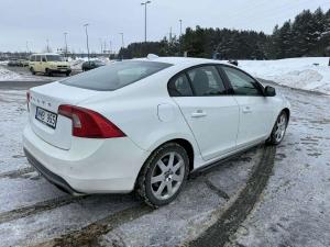 White Volvo S60 2013 in Utena, with an engine capacity of 1.56 L and mileage of 285 thousand km for 4999 €, photo 4 on AUTOMOTO.COM.LV