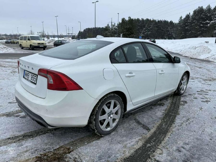White Volvo S60 2013 in Utena, with an engine capacity of 1.56 L and mileage of 285 thousand km for 4999 €, photo 4 on AUTOMOTO.COM.LV