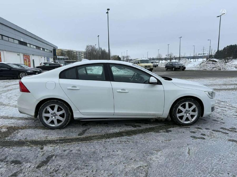 White Volvo S60 2013 in Utena, with an engine capacity of 1.56 L and mileage of 285 thousand km for 4999 €, photo 5 on AUTOMOTO.COM.LV