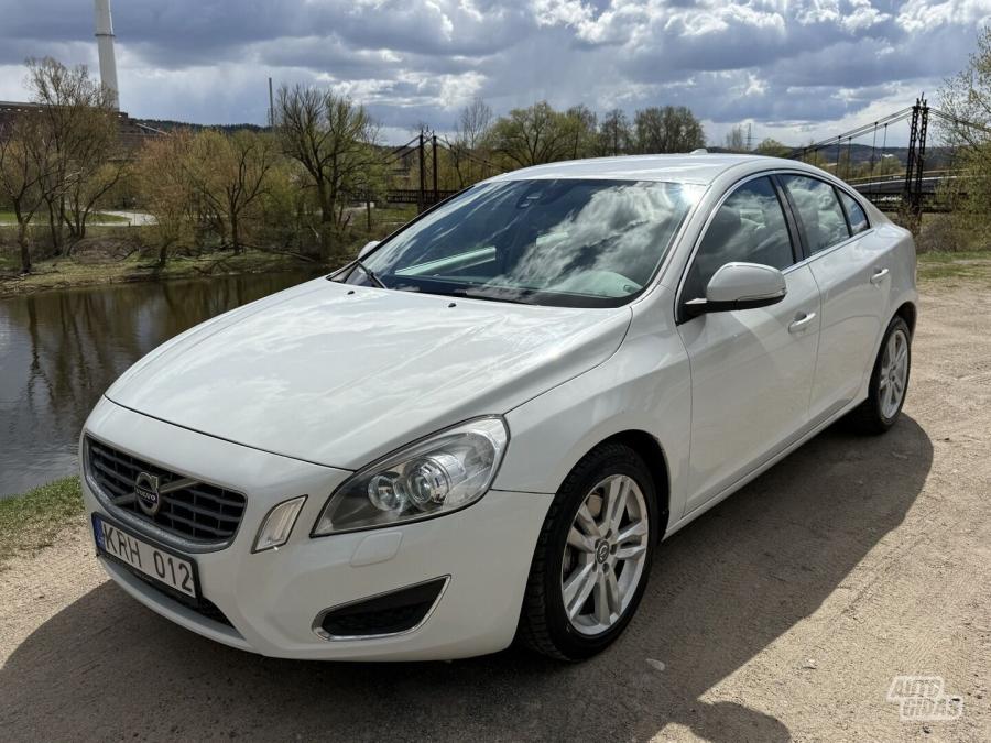 Balts Volvo S60 2013 Viļņa, ar dzinēja tilpumu 2.50 L un nobraukumu 172 tūkst. km par 4450 €, foto 1 vietnē AUTOMOTO.COM.LV