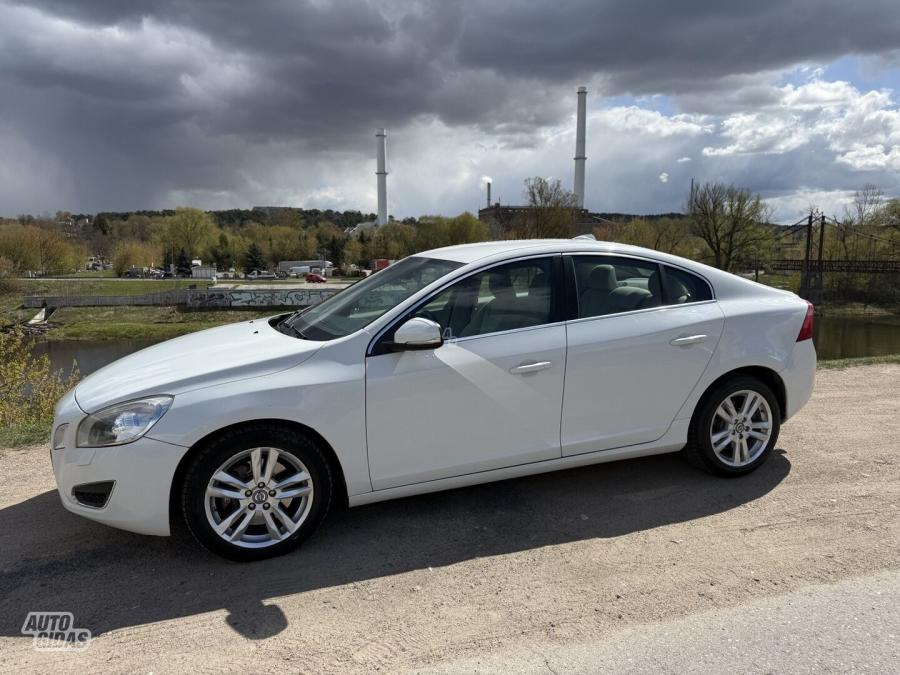 Balts Volvo S60 2013 Viļņa, ar dzinēja tilpumu 2.50 L un nobraukumu 172 tūkst. km par 4450 €, foto 3 vietnē AUTOMOTO.COM.LV