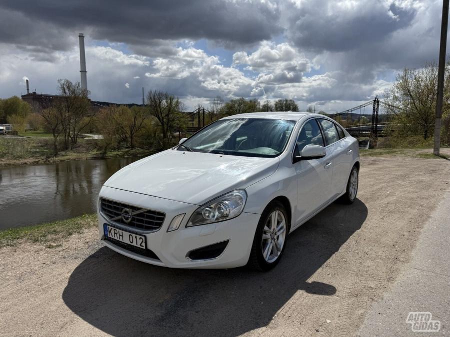 Balts Volvo S60 2013 Viļņa, ar dzinēja tilpumu 2.50 L un nobraukumu 172 tūkst. km par 4450 €, foto 10 vietnē AUTOMOTO.COM.LV