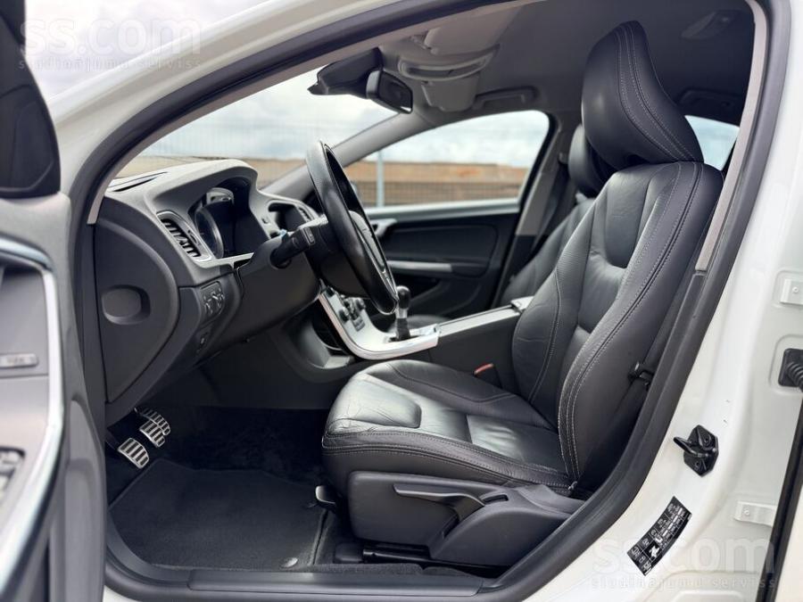 White Volvo S60 2013 in Riga, with an engine capacity of 2.00 L and mileage of 0 thousand km for 6995 €, photo 9 on AUTOMOTO.COM.LV