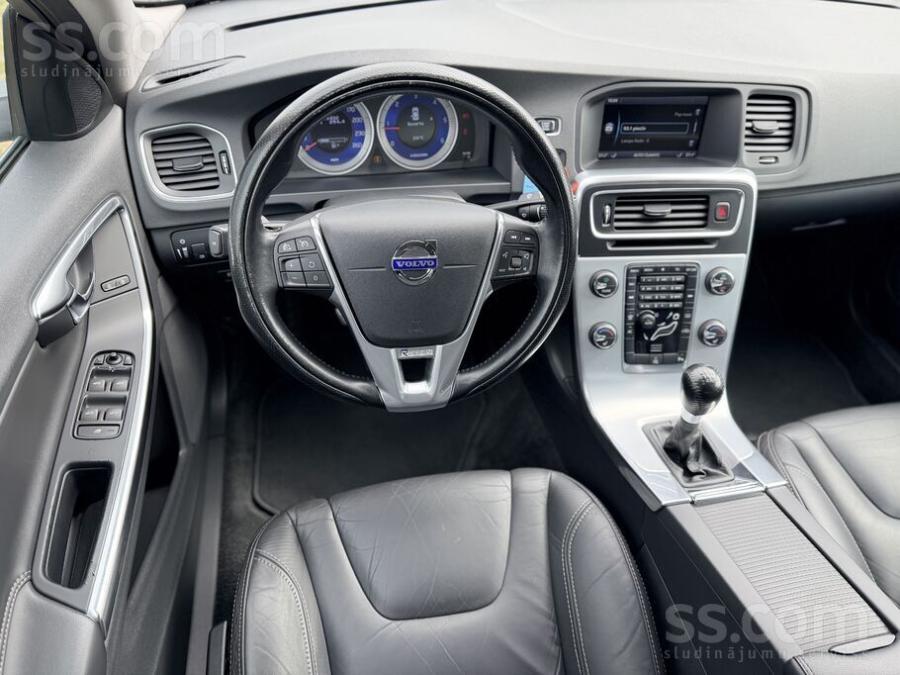 White Volvo S60 2013 in Riga, with an engine capacity of 2.00 L and mileage of 0 thousand km for 6995 €, photo 12 on AUTOMOTO.COM.LV