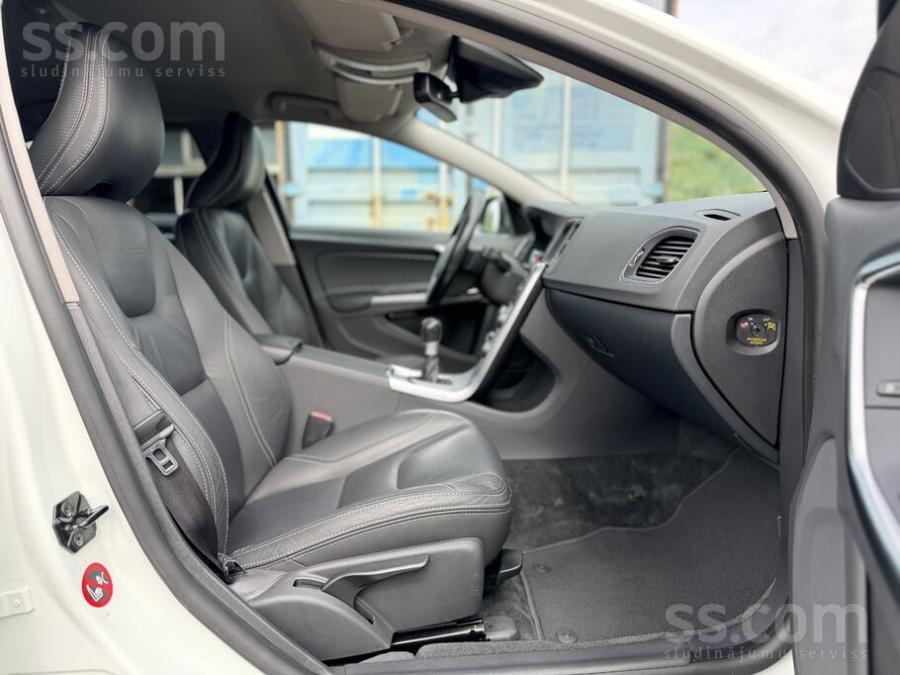White Volvo S60 2013 in Riga, with an engine capacity of 2.00 L and mileage of 0 thousand km for 6995 €, photo 21 on AUTOMOTO.COM.LV