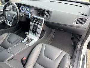 White Volvo S60 2013 in Riga, with an engine capacity of 2.00 L and mileage of 0 thousand km for 6995 €, photo 23 on AUTOMOTO.COM.LV