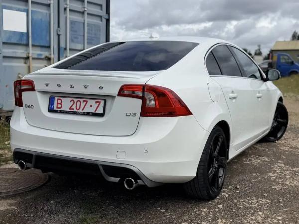 Balts Volvo S60 2013 Rīga, ar dzinēja tilpumu 2.00 L un nobraukumu 0 tūkst. km par 6995 €, foto 4 vietnē AUTOMOTO.COM.LV