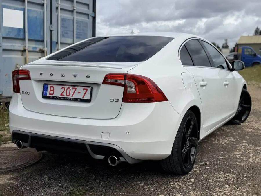 Balts Volvo S60 2013 Rīga, ar dzinēja tilpumu 2.00 L un nobraukumu 0 tūkst. km par 6995 €, foto 5 vietnē AUTOMOTO.COM.LV