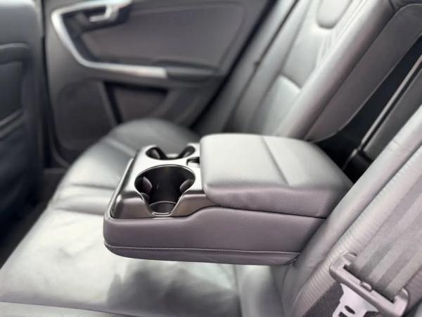 Balts Volvo S60 2013 Rīga, ar dzinēja tilpumu 2.00 L un nobraukumu 0 tūkst. km par 6995 €, foto 7 vietnē AUTOMOTO.COM.LV