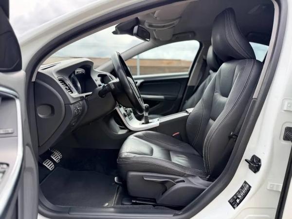 Balts Volvo S60 2013 Rīga, ar dzinēja tilpumu 2.00 L un nobraukumu 0 tūkst. km par 6995 €, foto 8 vietnē AUTOMOTO.COM.LV