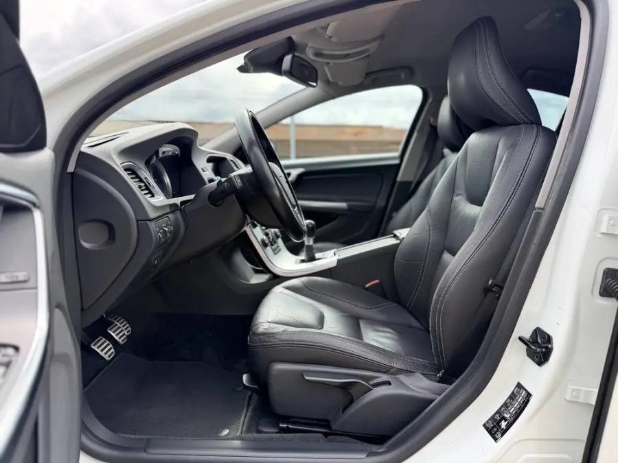Balts Volvo S60 2013 Rīga, ar dzinēja tilpumu 2.00 L un nobraukumu 0 tūkst. km par 6995 €, foto 9 vietnē AUTOMOTO.COM.LV