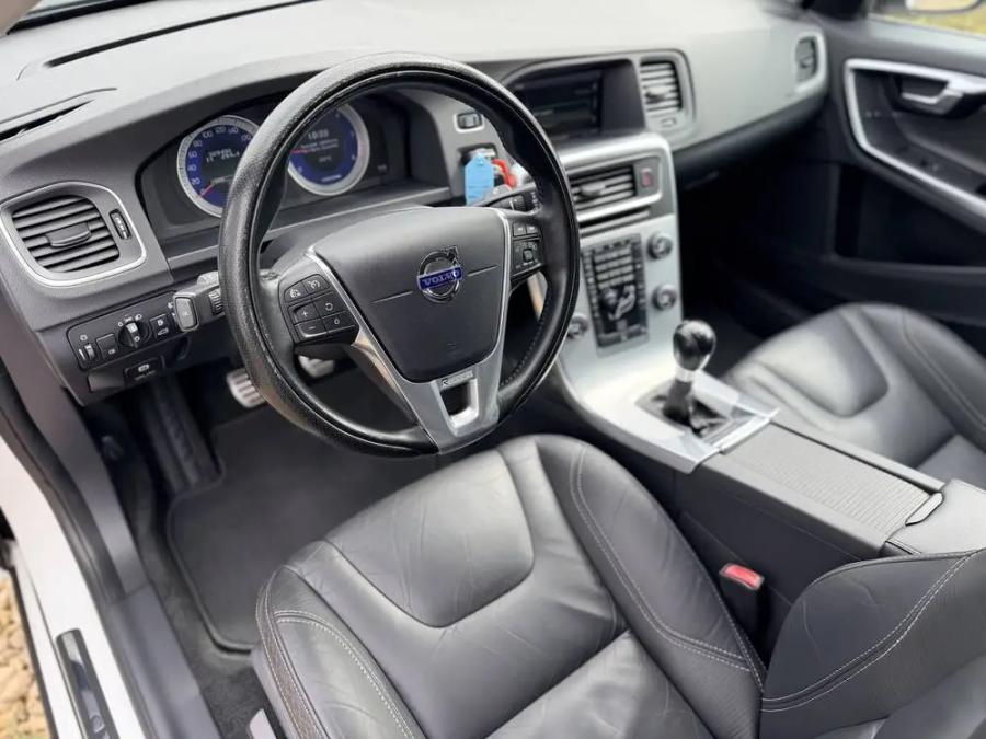 Balts Volvo S60 2013 Rīga, ar dzinēja tilpumu 2.00 L un nobraukumu 0 tūkst. km par 6995 €, foto 11 vietnē AUTOMOTO.COM.LV