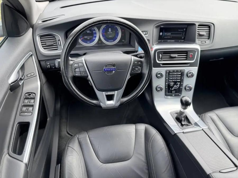 Balts Volvo S60 2013 Rīga, ar dzinēja tilpumu 2.00 L un nobraukumu 0 tūkst. km par 6995 €, foto 12 vietnē AUTOMOTO.COM.LV