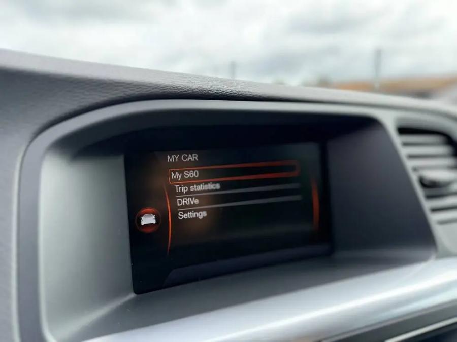 Balts Volvo S60 2013 Rīga, ar dzinēja tilpumu 2.00 L un nobraukumu 0 tūkst. km par 6995 €, foto 15 vietnē AUTOMOTO.COM.LV