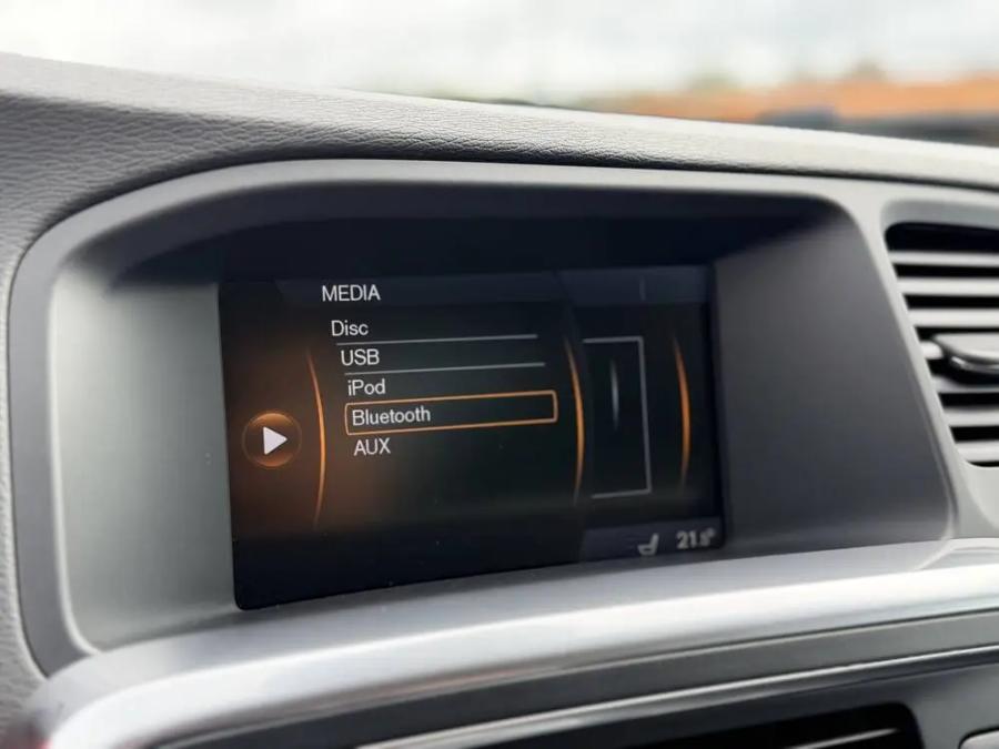 Balts Volvo S60 2013 Rīga, ar dzinēja tilpumu 2.00 L un nobraukumu 0 tūkst. km par 6995 €, foto 18 vietnē AUTOMOTO.COM.LV