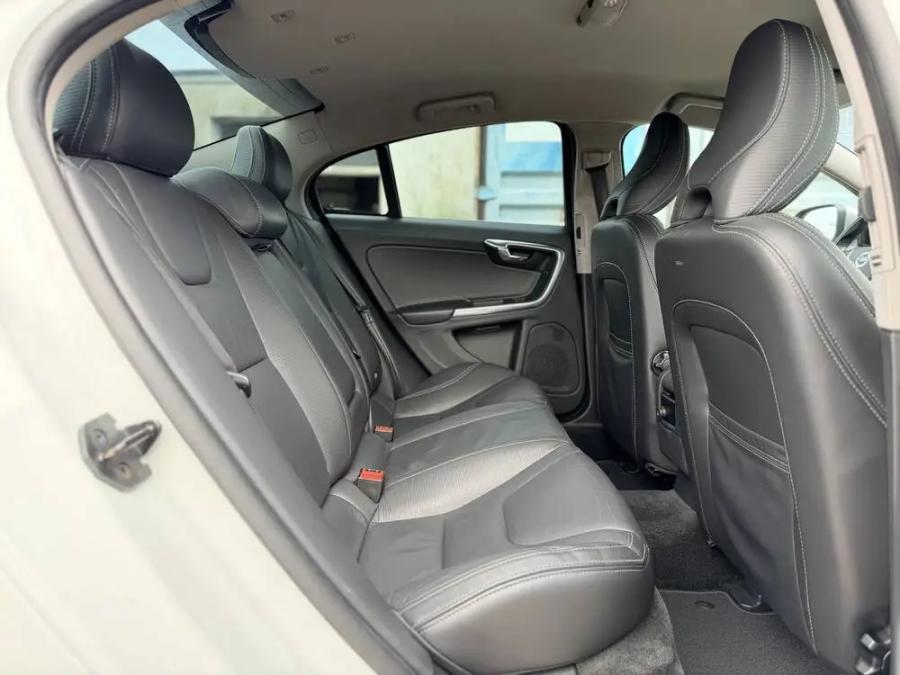Balts Volvo S60 2013 Rīga, ar dzinēja tilpumu 2.00 L un nobraukumu 0 tūkst. km par 6995 €, foto 20 vietnē AUTOMOTO.COM.LV