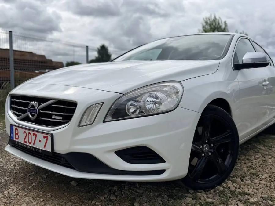 Balts Volvo S60 2013 Rīga, ar dzinēja tilpumu 2.00 L un nobraukumu 0 tūkst. km par 6995 €, foto 24 vietnē AUTOMOTO.COM.LV